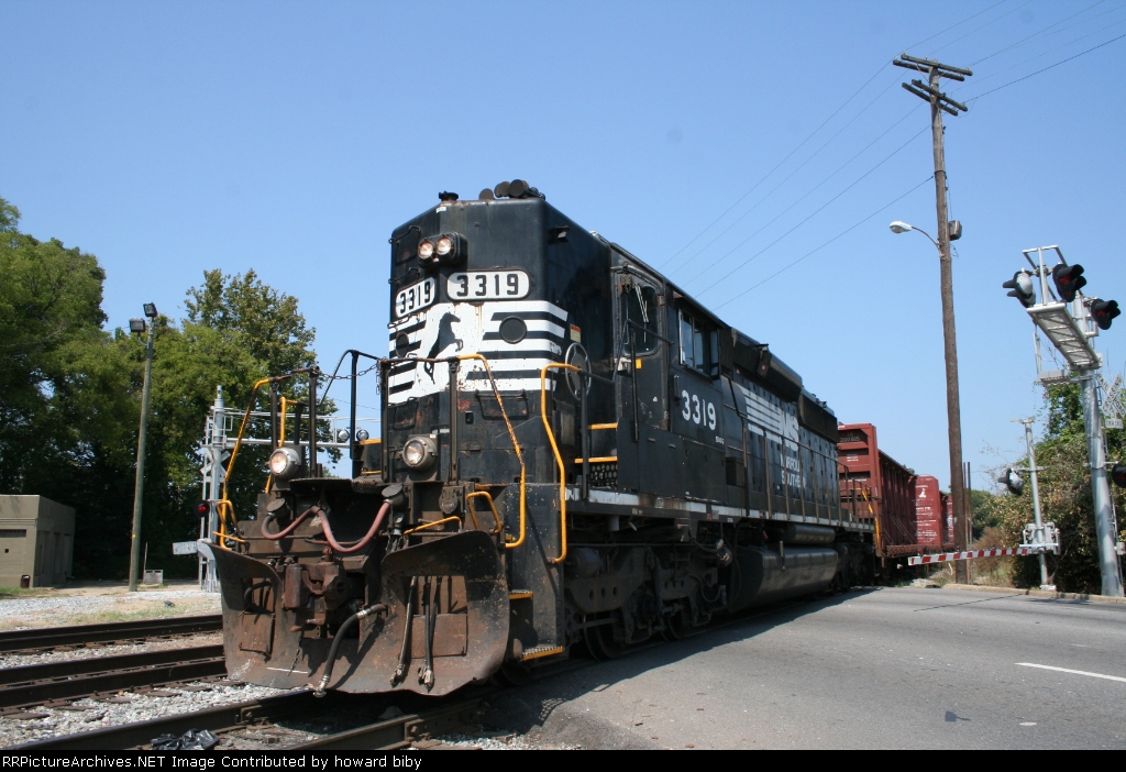 NS 3319 goes back to work between the arrivals of Train 20 and 19